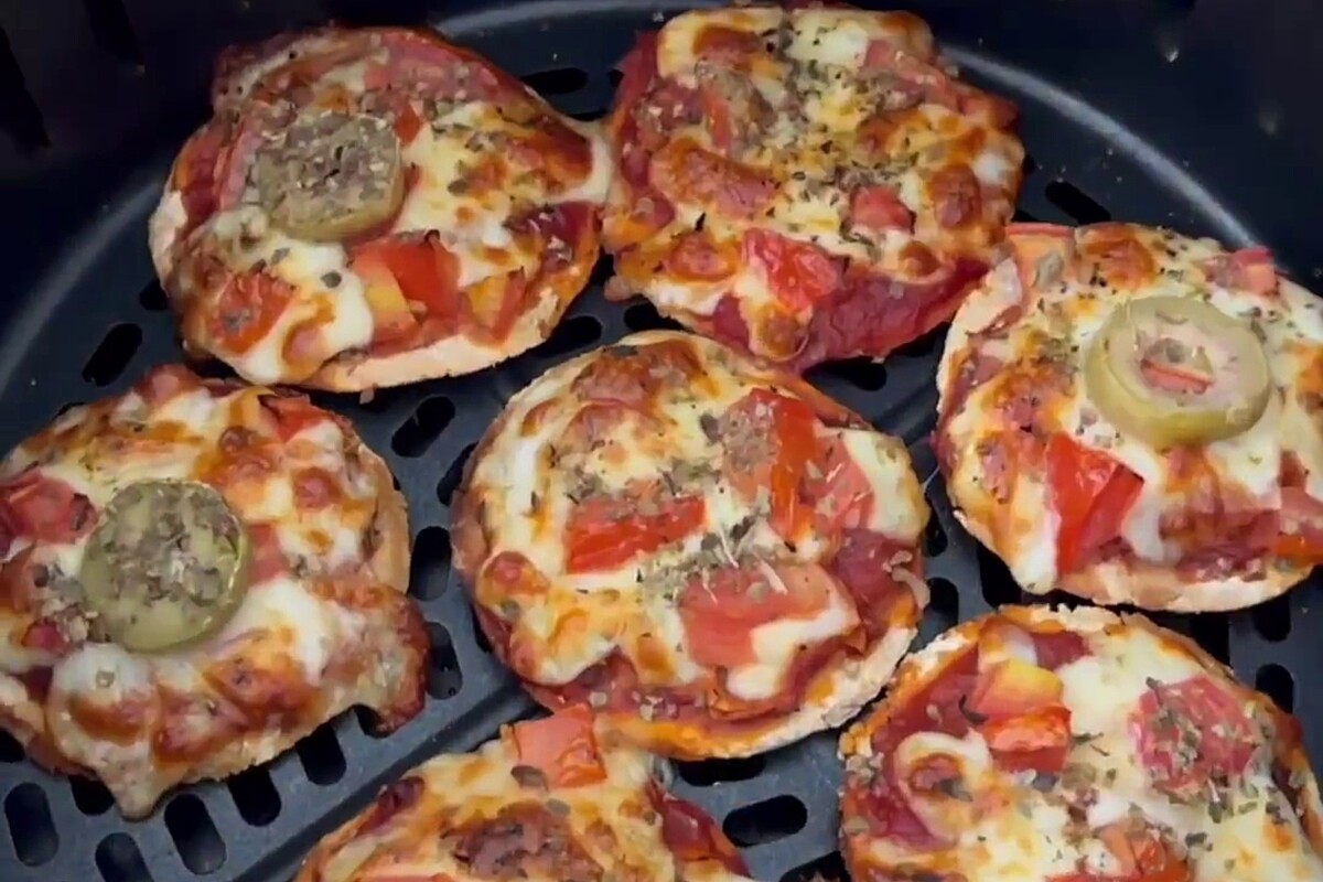 Mini pizza de apenas dois ingredientes na massa é a delícia que você ...